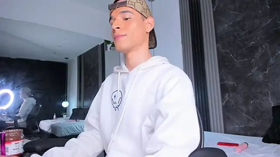 Tommy_Bred Cam Model - Watch Tommy_Bred Live Webcam | MyHotCams